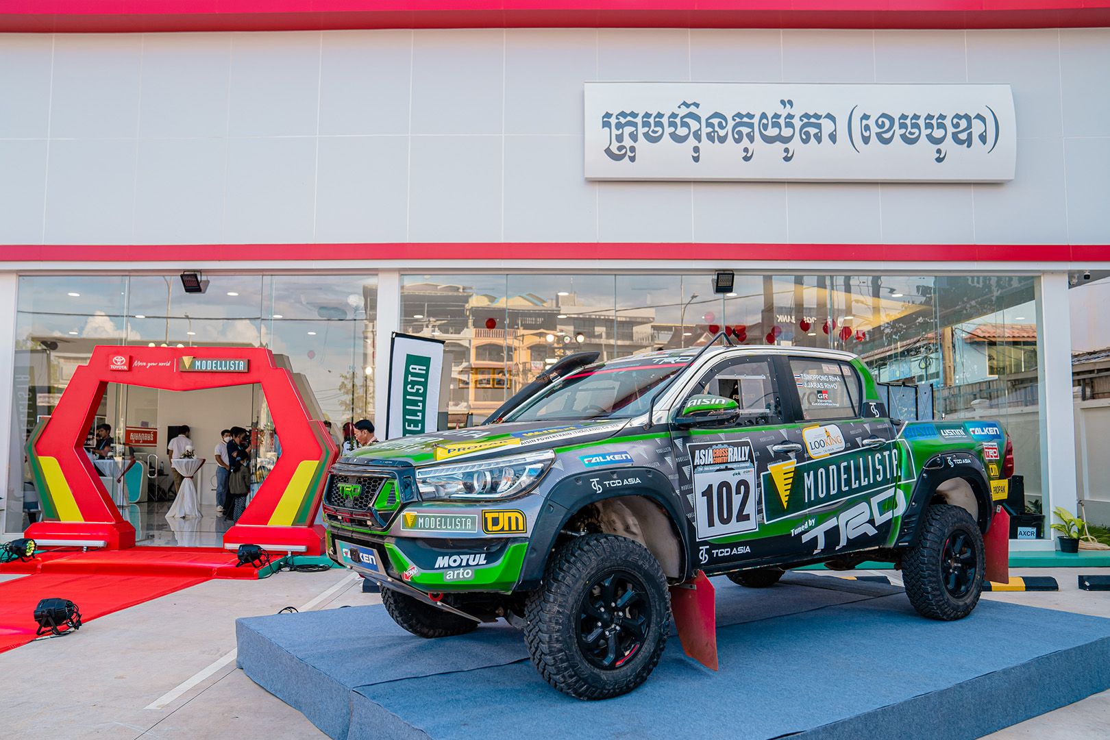 ប្លែកភ្នែក! Toyota Hilux Revo Rally និង Fortuner តុបតែងជាមួយឈុត ...