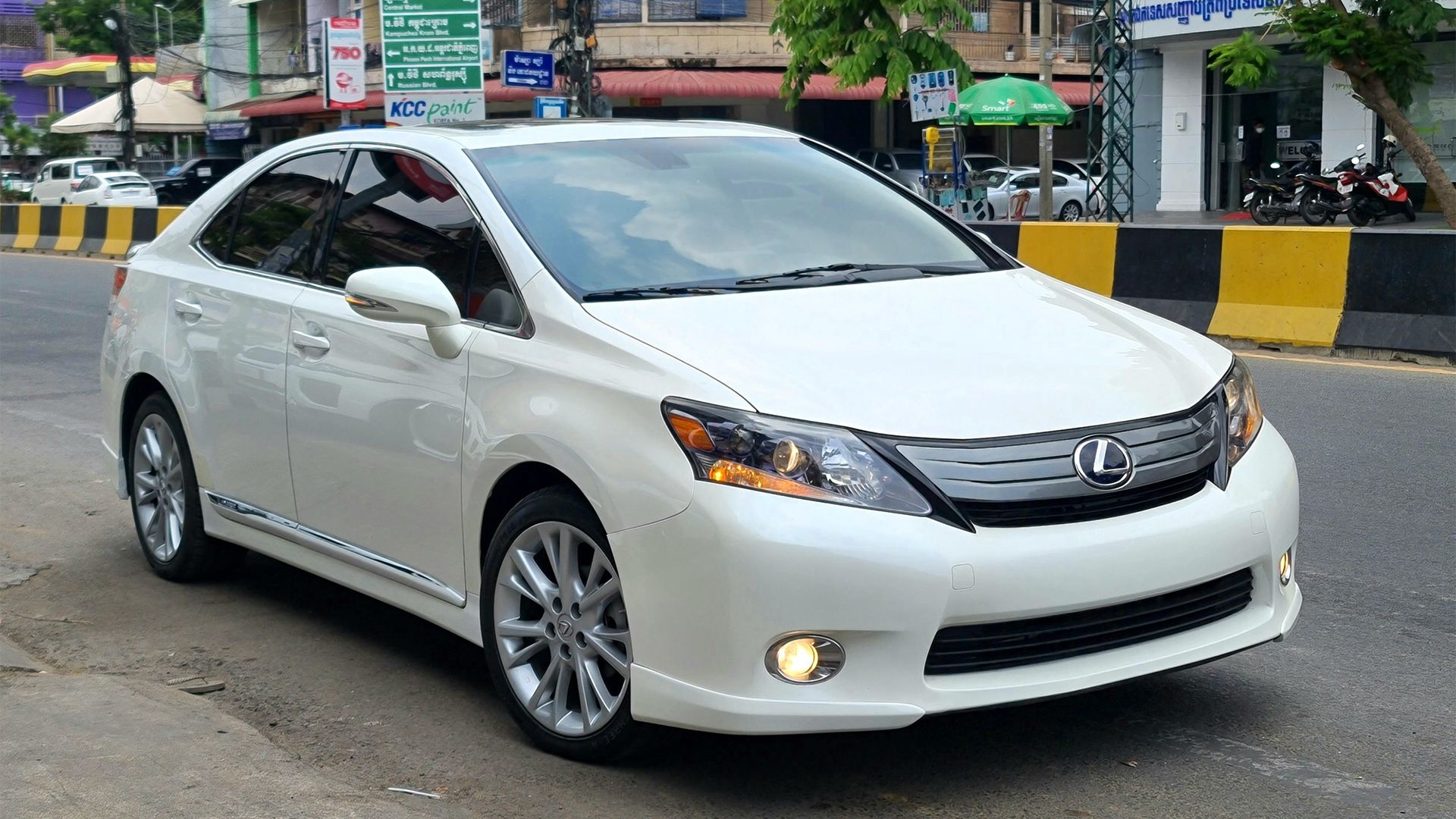 Lexus HS 250H បច្ចុប្បន្នធូរថ្លៃគួរសម ខណៈពីរឆ្នាំមុនខ្ទង់ ...
