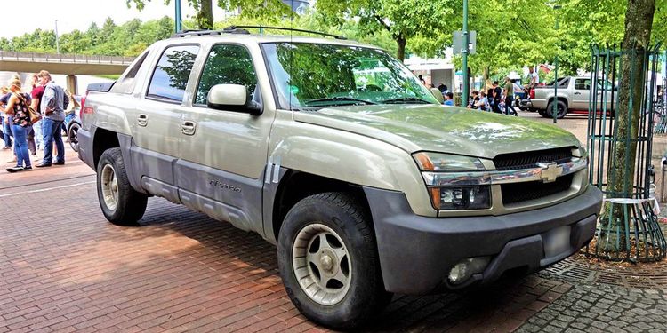 ដំរីចុះប្រេងអាមេរិក! នៅខ្មែរយូៗឃើញមួយ Chevrolet Avalanche ...